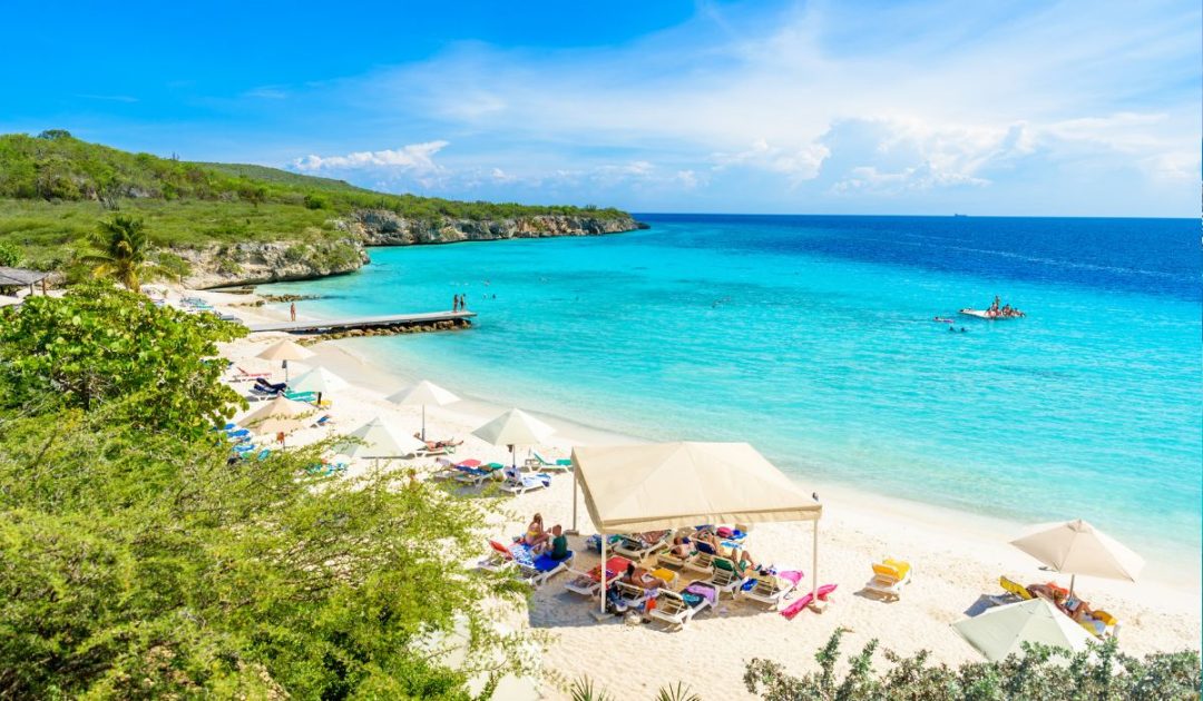 10 Popular Caribbean Beaches Without Sargassum Seaweed